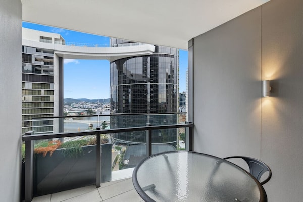 Sleep 4 | Balcony Gym Pool | Connect To Casino - Balmoral