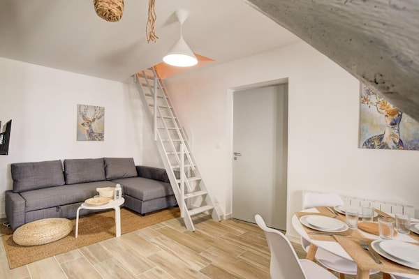 Le Belvédère: A Meeting Place For Friends - Tours