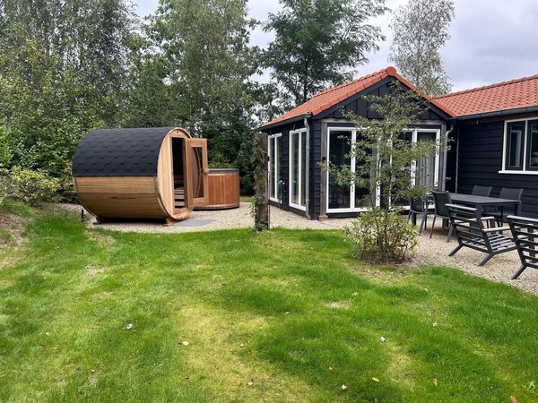Dit Vakantiehuis Met Privé Sauna En Hottub Heeft Een Sfeervolle Woonkamer Met Open Keuken, ééN Slaapkamer En Een Ruime, Groene Buitenruimte. - Winterswijk