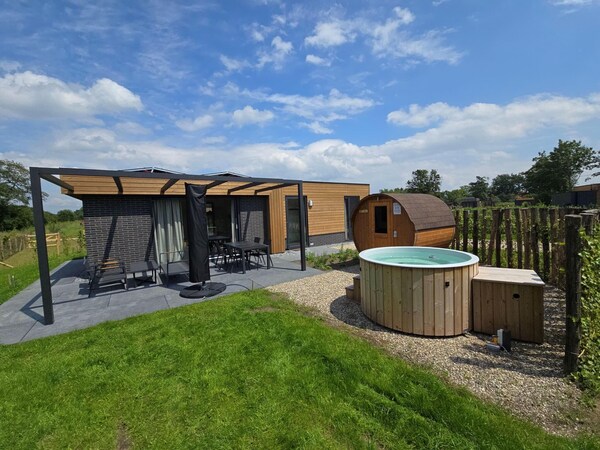 This Holiday Home With A Fully Enclosed Dog Fence, Private Sauna And Hot Tub Features A Cosy, Homely Living Room With Open Kitchen, 2 Bedrooms And A Spacious Outdoor Area. - Nordhorn