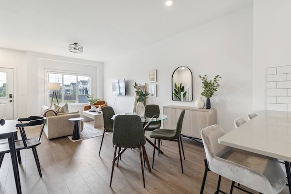 This House Is A 3 Bedroom(s), 2.5 Bathrooms, Located In Edmonton, Ab. - Edmonton