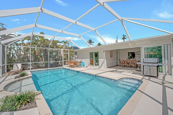 Waterfront Vacation Home! 2 Bed + Den 2 Bath. Pool Home. - Fort Myers Beach, FL