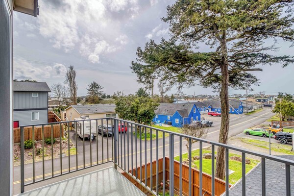 Bright, Open Pacific City Home, Double Living Room, Fenced Side Yard, Fire Pit! - Pacific City, OR