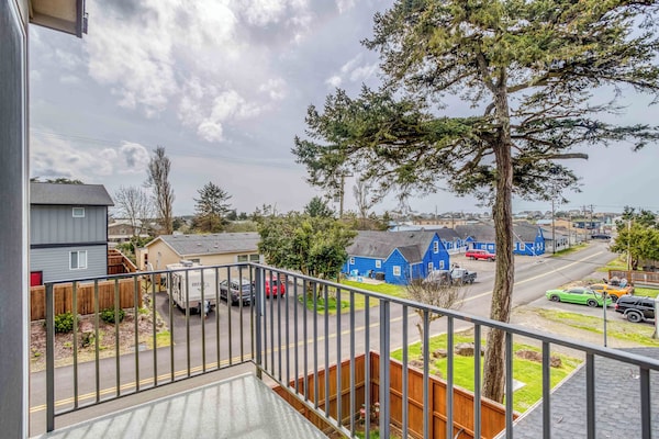 Bright, Open Pacific City Home, Double Living Room, Fenced Side Yard, Fire Pit! - Pacific City, OR