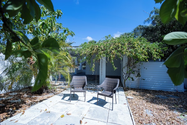 The Hibiscus Haven~ Centrally Located Near Hospital/ Downtown Stuart - Stuart, FL