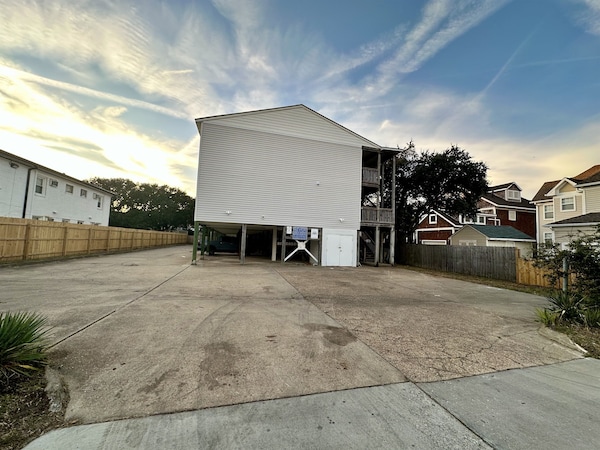 2 King Beds - Top Floor End Unit 10 - Hampton, VA
