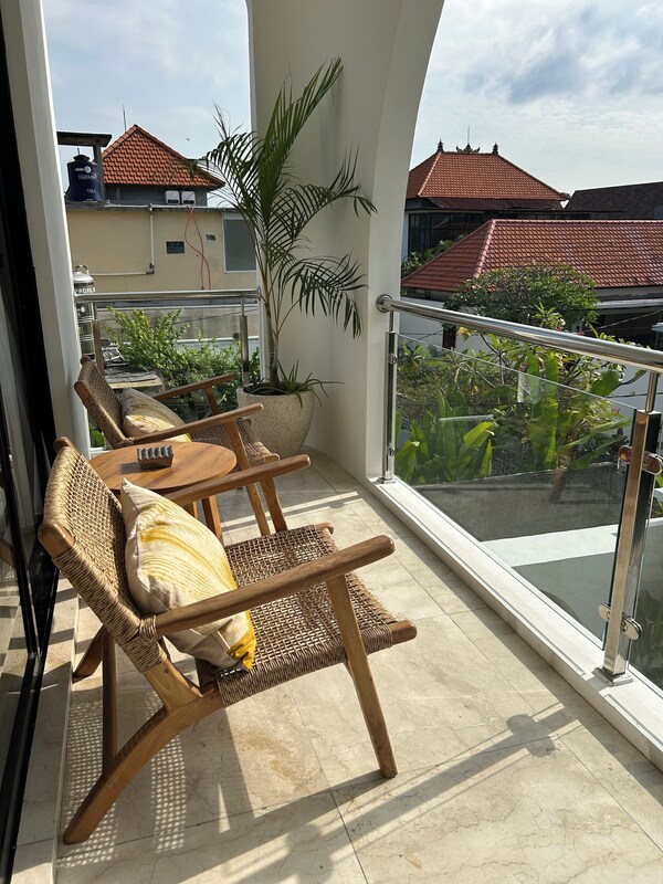 Chic 1br Villa With Pool And Starry Night Balcony At Berawa - Canggu