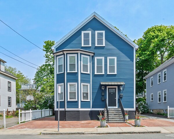 Downtown Salem Gem: 3br, Patio & Easy Parking - Salem, MA