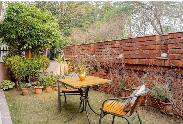 Spacious Fully Furnished Serviced Bungalow In Gurgaon With A Lawn - Gurugram