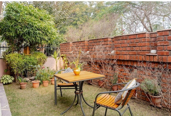 Spacious Fully Furnished Serviced Bungalow In Gurgaon With A Lawn - Gurugram