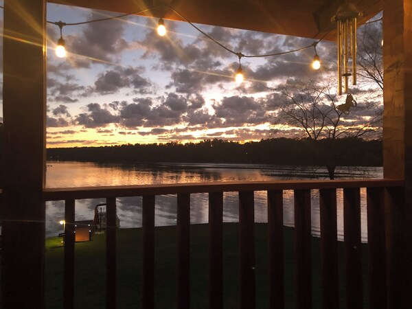 Lakefront Private Basement Suite In Charlotte With Spectacular Sunset Waterfront - Belmont, NC