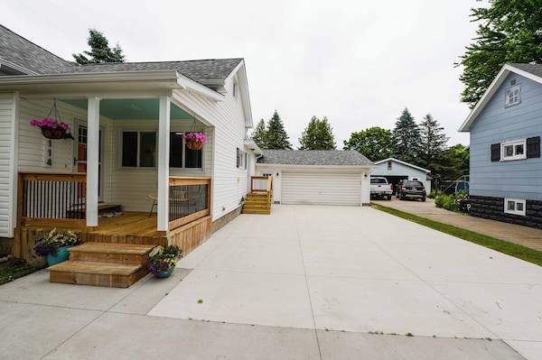 Colorful & Fun 3br/2ba Gem In East Tawas - Close To Sand, Shops, And Sunrises! - Tawas City, MI