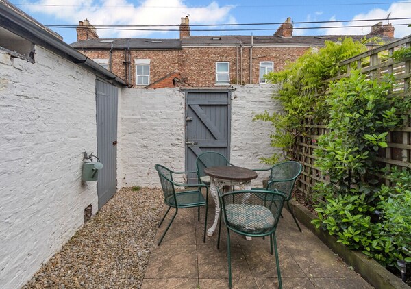 Tara Cottage - Two Bedroom House, Sleeps 4 - York