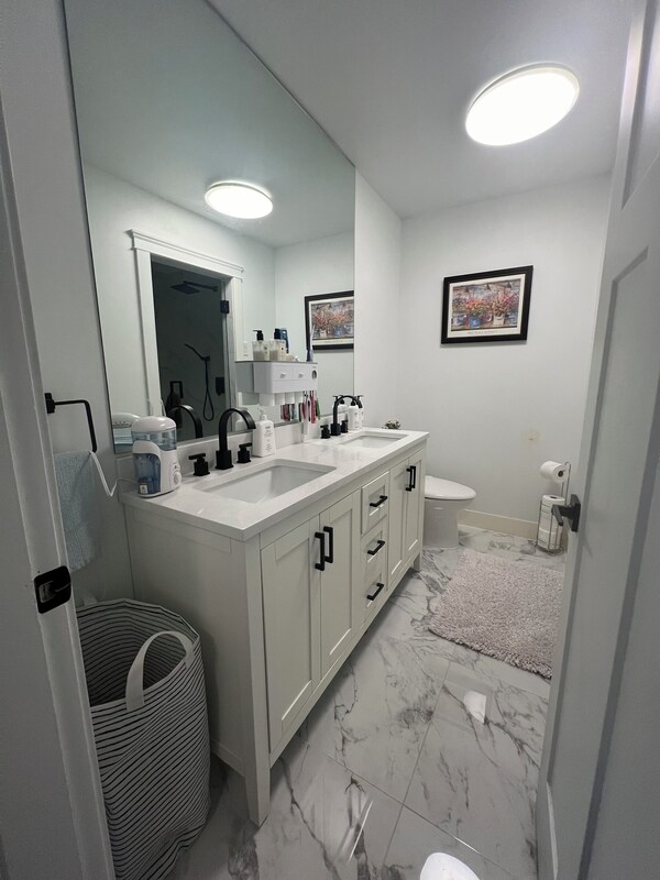 Charming Guesthouse Retreat - Calm Mornings, Cozy Nights! - Nanaimo