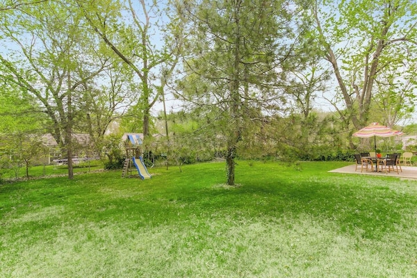 Feel At Home In This Charming House On A Quiet Street - Overland Park