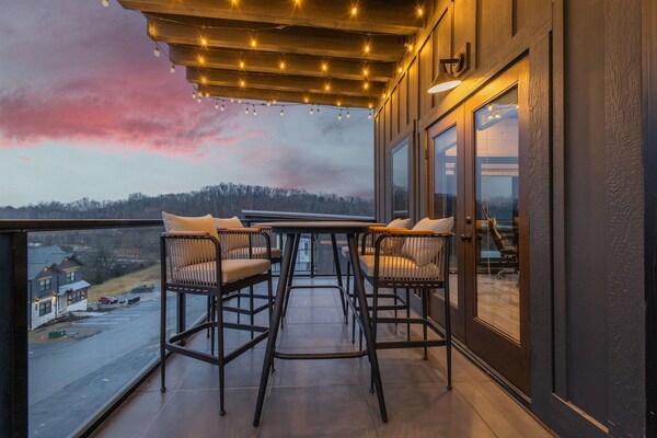 Sky Haven Rooftop Lux | Waterpark  Pool  Hot Tub  Theatre - Pigeon Forge, TN