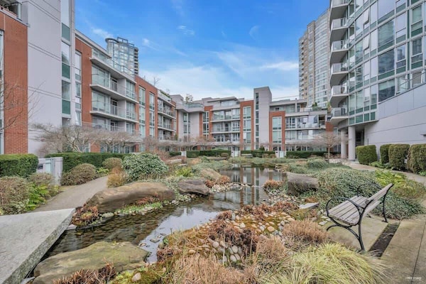 ~Vibrant 2br Condo In The Heart Of Vancouver - North Vancouver