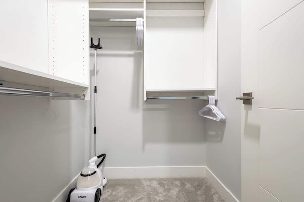 Tranquil & Modern: Close To Promenade & Pier ~ Pkg - Surrey