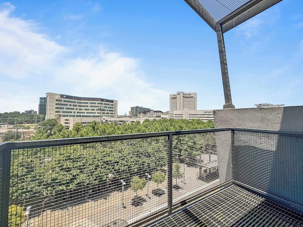 Modern 2br In Deep Ellum | 7 Beds | Free Parking - Dallas, TX
