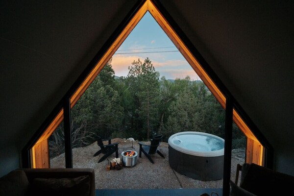 Luxurious, Riverside Chalet! Romantic Mountain Views - Buena Vista, CO