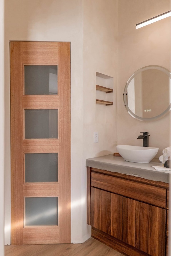 2 Min From Hospitals & Lake - A Modern Bali Studio - Moreno Valley, CA