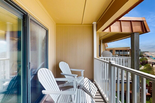 Beautiful Oceanfront Condo With Direct Beach Access And Shared Pool - Sneads Ferry, NC