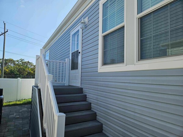 Newer One Bedroom Full Bath Manufactured Home Two Miles From Fort Myers Beach. - Fort Myers, FL