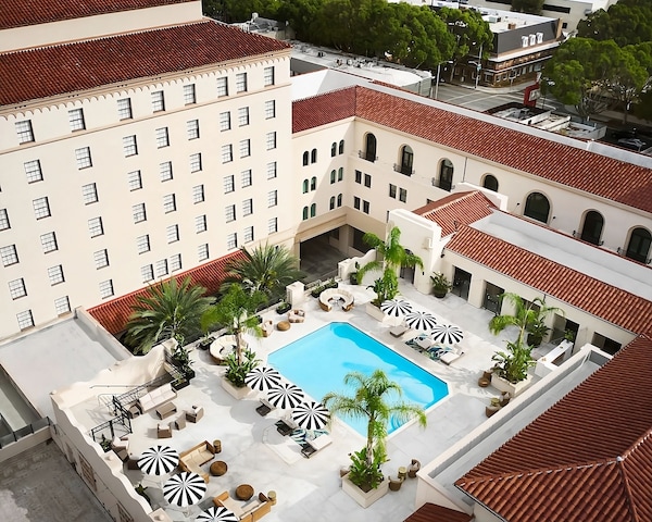 Prime Location! Onsite Pet-friendly Property, Outdoor Pool, Parking - Sierra Madre, CA