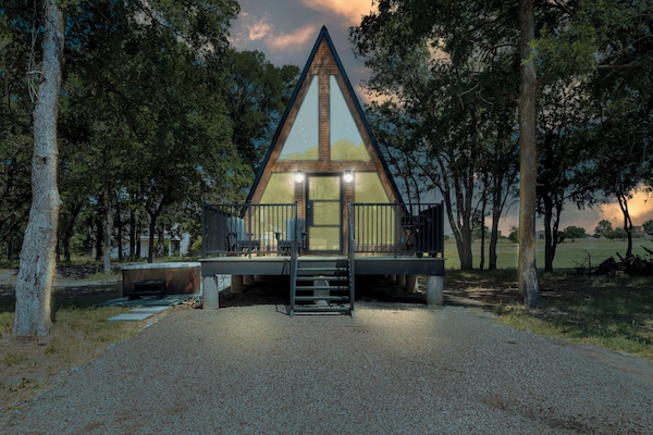 Cabin For 2 Near Eagle Mountain Lake & Stockyards - Fort Worth, TX