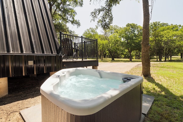 Cabin For 2 Near Eagle Mountain Lake & Stockyards - Fort Worth, TX