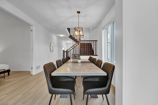 Massive 8 Bed Luxury Estate+65" Tv+free Parking - Waterloo, ON, Canada