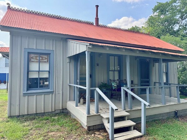 Charming 1880 Cottage In Town Of New Ulm Walking Distance From Local Businesses! - New Ulm, TX