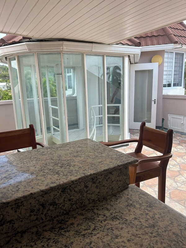 Exceptional 2 Bedroom Penthouse W/ Rooftop Terrace & Sea View In Rosehall . - Montego Bay