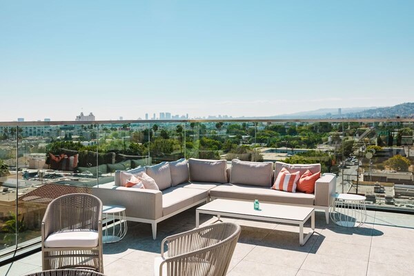 Relaxing Unit With Rooftop Pool, Pet-friendly Near Hollywood Walk Of Fame - Los Angeles, CA