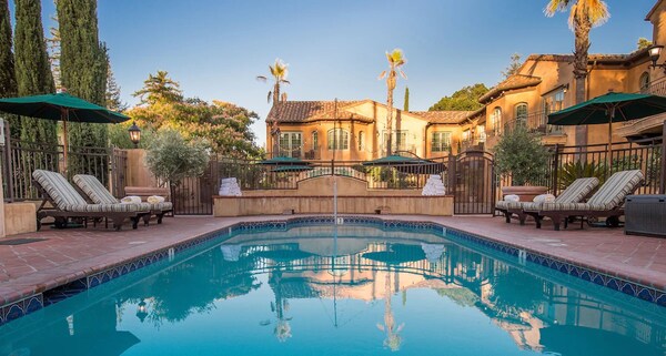 Serene Room With Outdoor Pool & Free Parking, Near Silicon Valley - San José, CA