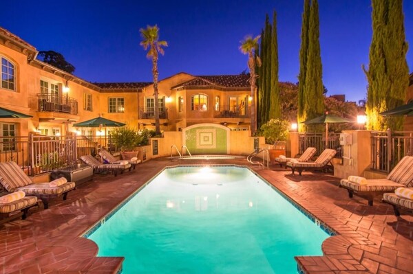 Stylish Room With Outdoor Pool, Balcony & Free Parking In Santa Cruz - Boulder Creek, CA