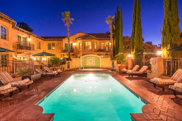 Stylish Room With Outdoor Pool, Balcony & Free Parking In Santa Cruz - Boulder Creek, CA