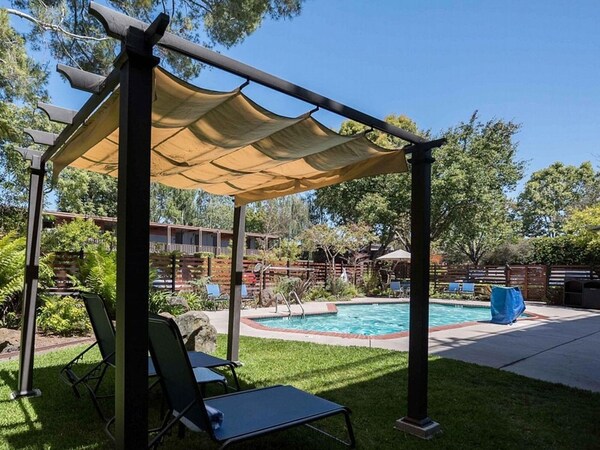 Serene Unit With Outdoor Heated Pool, Free Parking & Breakfast Near Stanford - Palo Alto, CA
