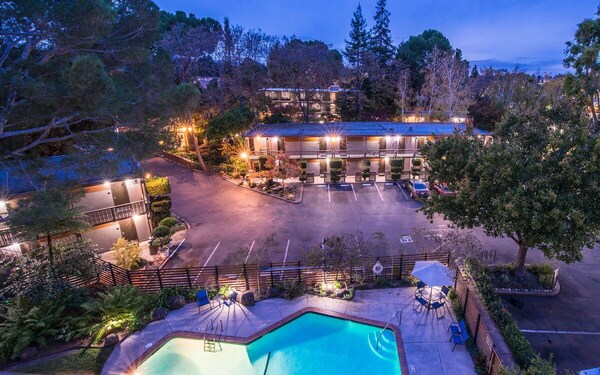 2 Quiet Room With Free Breakfast, Heated Pool & Parking Near Stanford - Palo Alto