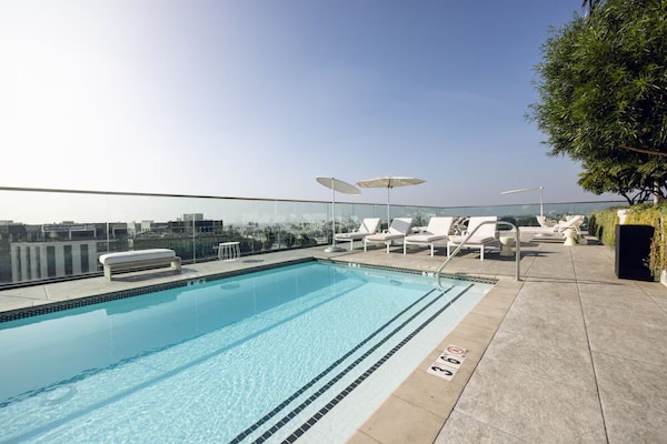 Pet-friendly Hotel Near Hollywood Sign & Rooftop Pool Access - Los Angeles, CA