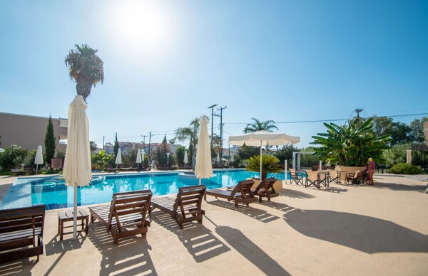 Zimmer 'Standard Pool View' Mit Gemeinschaftspool, Wi-fi Und Klimaanlage - Kalamaki