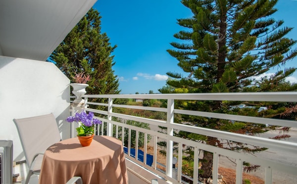 Room 'Basic  Ground Floor' With Shared Pool, Wi-fi And Air Conditioning - Zakynthos