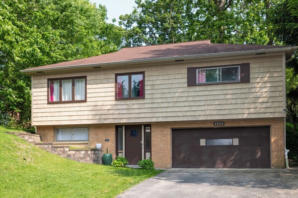Magical White 5 Star Retreat - 2 Kings 1 Queen - Cleveland Heights, OH