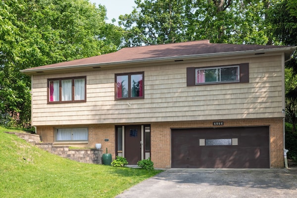 Magical White 5 Star Retreat - 2 Kings 1 Queen - Cleveland Heights, OH