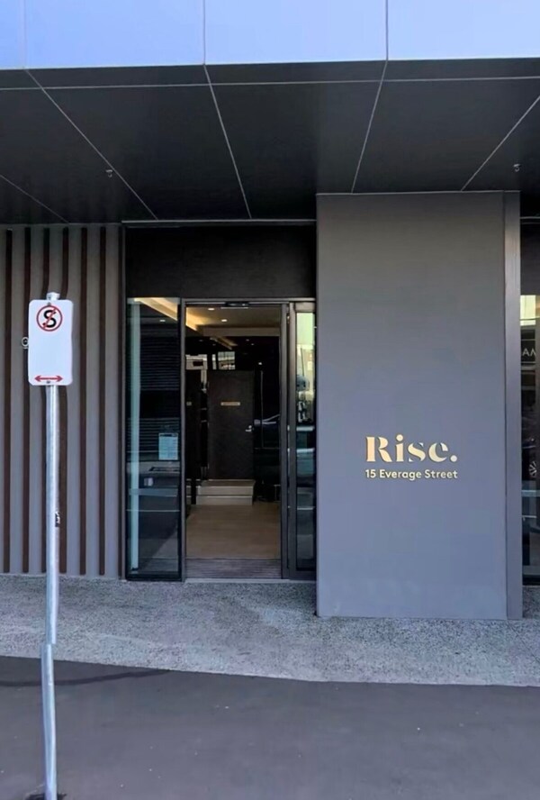 Rise To The Top! Modern 2 Bedroom W/balcony, Gym, Pool, Spa, Sauna & Steam Room - Victoria