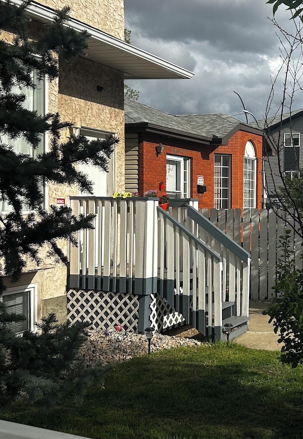 Secured Private Queen Bedroom With Desk & Attached Toilet In Downtown Edmonton. - Saint Albert