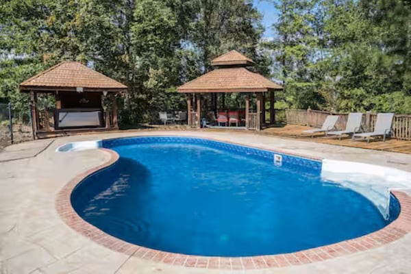 6000 Sq Ft Home With Private Pool And Hot Tub, Sleeps 16 - 16 Acres - Columbus, GA