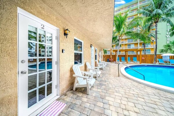 Tropical Paradise + Pool & Patio - Coconut Creek, FL