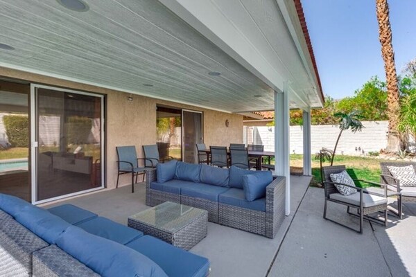 Game Room, Hot Tub & Mtn Views: Palm Springs Gem - Palm Springs, CA