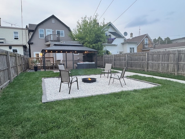 4- Bedroom Retreat W/ Sauna, Game Room, Patio & Walk To Golf, Bars & Restaurants - Sheboygan, WI